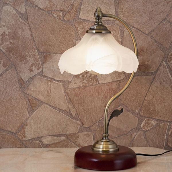 上品な美しさのあるテーブルランプお花をイメージしたランプなので葉っぱがワンポイントシェードの形もかわいく、マーブル模様がおしゃれです。土台も木製で、高級感のあるランプです。E26/4W LED電球1個付き1年間の保証書付き【サイズ】約W26...