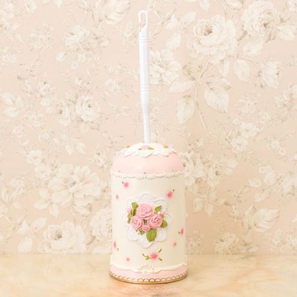 スプレンディッドローズシリーズ　トイレブラシホルダーバラの可憐なワンポイントを添えたブラシホルダー。ホワイトのボディに映えるピンクのバラが、トイレ空間を明るく華やかにしてくれます。*付属のブラシは「お試し用」としてお付けしております。恐れ入...