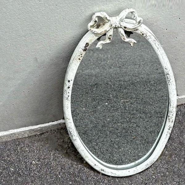 まるで森の中でゆっくりと時間を重ねてきたような、空間に小さな物語を添えてくれるアイテム達意図的に施されたエイジング加工（サビ・塗装の剥がれ）は、単なる「古びた」ではなく、「時を経て愛されてきた」ような物語を感じさせます。シリーズ全体に一貫し...