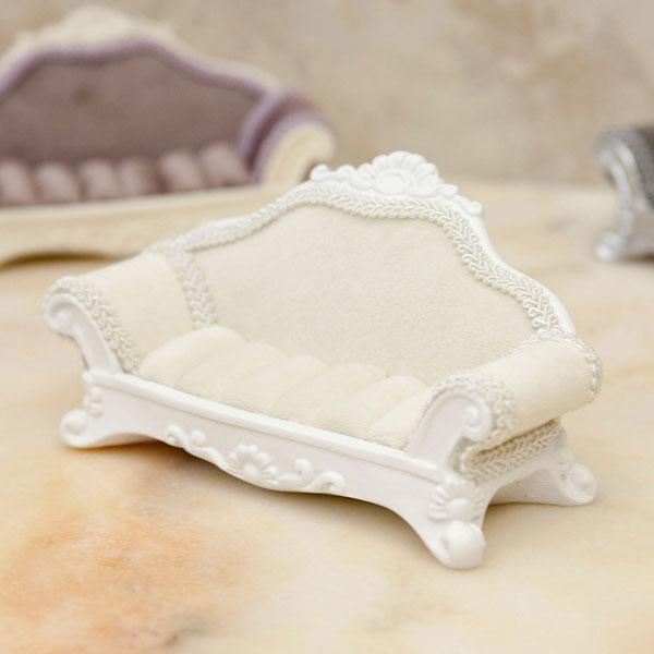 ソファー型のオシャレなのリングホルダーカラーはグレー、アイボリー、ライトパープルの3色展開です。お店の展示品の様にお部屋でもお気に入りのアクセサリーを飾ってはいかがでしょうか？リングをオシャレに可愛く飾れます！約：W15 x D6 x H7...