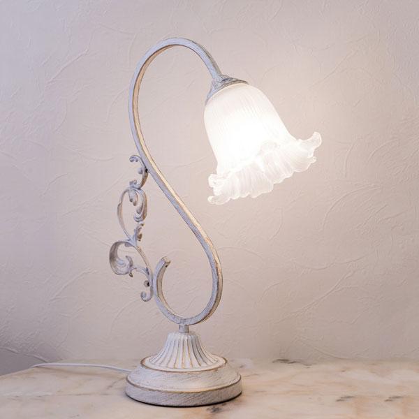 きらびやかでスタイリッシュなテーブルランプのご紹介。クラシカルシーリングランプ［ロクサーヌ］　のテーブルランプになります。ガラスシェードのデザインにもこだわった上品なクラシカルデザインのテーブルランプです。おすすめのLEDE26口径であれば...