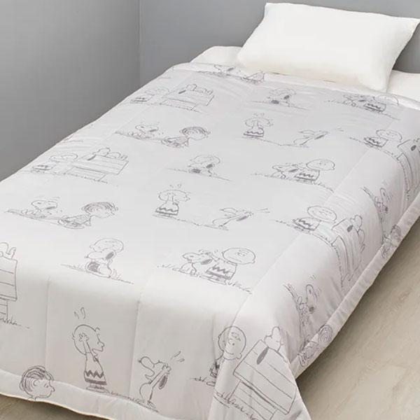 【HAPPINESS 大人かわいいスヌーピー】何気ない幸せを描いた、大人も使いやすいシンプルでかわいいデザインです。【冷房対策にぴったり 薄手の肌掛けふとん】表面にはスヌーピーと仲間たちをシンプルなライン描きで表現した大人かわいいデザイン。...