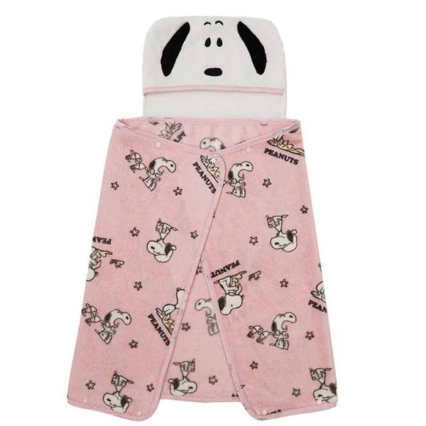 【フード付きブランケット】スヌーピーの正面顔の刺しゅうがかわいいフード付きのブランケット。ひざ掛けの上端にスナップボタン付きで、ずれにくく、ひざや肩をあたためます。【使い方いろいろ！5通りの使い方】フード付きポンチョにサイドのボタンを留めて...