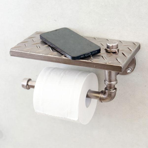 インダストリアルメタルトイレットペーパーホルダーは、ブルックリンテイストのスタイリッシュなデザインが魅力的です。水道管モチーフのユニークなデザインが目を引き、おしゃれなインテリアを目指す方にぴったりのアイテムです。また、トイレットペーパーだ...