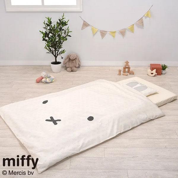 ミッフィーは、オランダの絵本作家・グラフィックデザイナーのディック・ブルーナが描いた絵本の主人公です。かわいらしいミッフィーをあしらったデザインです。掛けふとんと敷きふとんの一部に再生わたを使用。環境に配慮した「ミッフィー」のベビーふとんと...