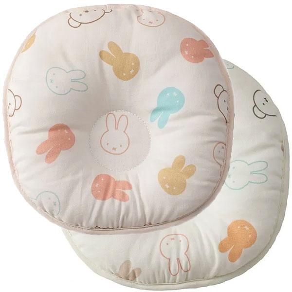 【ミッフィーの側生地＋赤ちゃんの頭をやさしく支えるドーナツ(R)枕】赤ちゃんの柔らかな頭部を支える中央凹凸形状のまくらです。表側地は、ミッフィー柄の綿100％ガーゼ生地。裏面は、通気性に優れて熱がこもりにくいメッシュ素材を採用しました。詰め...
