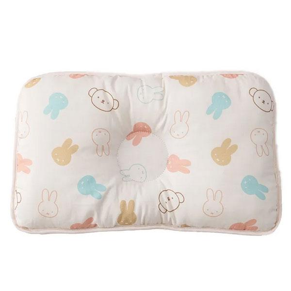 【ミッフィーの側生地＋赤ちゃんの頭をやさしく支えるドーナツ(R)枕】赤ちゃんの柔らかな頭部を支える中央凹凸形状のまくらです。側生地は、ミッフィー柄の綿100％ガーゼ生地。詰めものは、デリケートな頭をやさしく支える、やわらかなポリエステルわた...