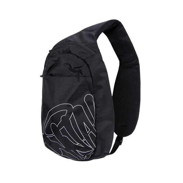 象徴的なSYNAブランドネームのエンボス加工ディテールが落とし込まれたスリングバッグ。リフレクティブ仕様になっておりSYNAロゴが反射します。耐水性のグレーボディを使用しておりタウンユースでもアウトドアでも使用できます。携帯電話用のクイック...