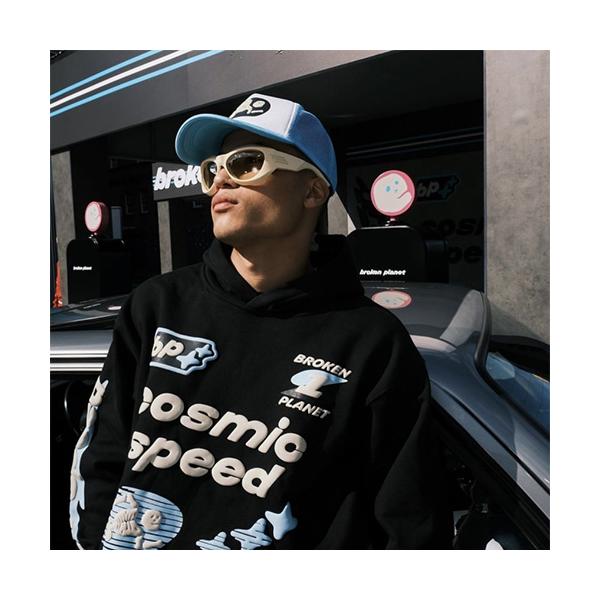 BROKEN PLANETからプレミアムメッシュトラッカーキャップの登場です。フロントにはスカルのグラフィックデザインがパフプリントがオン。バイザーには12のエンボス刺繍がオン。右サイドにはcosmic speed、バックアーチにはタイトル...