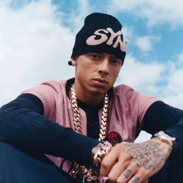 両面にSYNARCHYロゴがオン。その日のコーデによってブラックかローズゴールドで選べるリバーシブル仕様のビーニー。