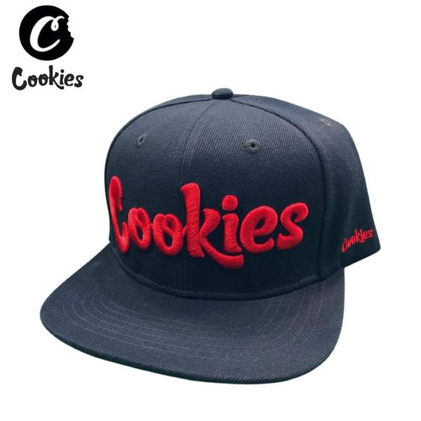 フロントにはCOOKIESのオリジナルロゴがエンボス刺繍でオン。左サイドにはCOOKIESのブランドアイコン刺繍がオン。スナップバックによってサイズ調節できます。カラー: NEVY / REDサイズ: ONE SIZE FITS MOST(...