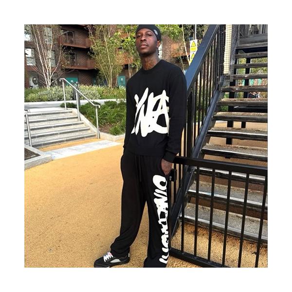 リラックス感とラグジュアリーな質感を兼ね備えSYNARCHY カシミヤ ジョガー。カシミヤをブレンドした上質なニット素材が心地よくフィットします。左サイドにはインターシャ編みで表現されたSynarchyグラフィックがオン。プリントでは出せな...