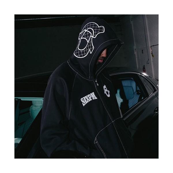 ドイツ発「6PM」x LA発・老舗デニムブランド「TRUE RELIGION」のコラボジップアップフーディー。フロントにはTRUE RELIGION x 6PMのコラボアイコンと共にSIX PMロゴ刺繍がオン。フード左右にも6PMの6とTR...