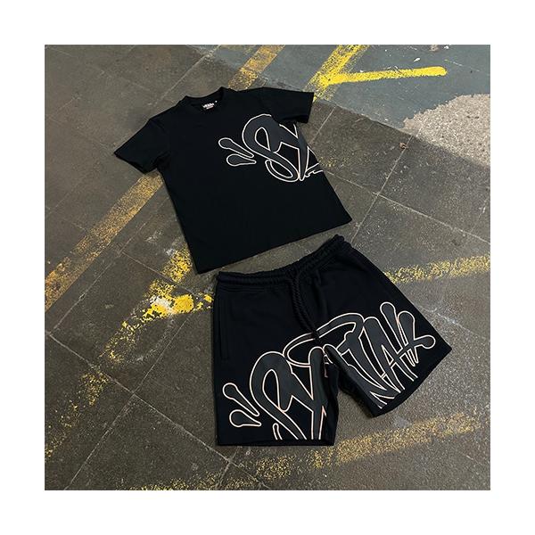 セントラル・シーのアルバム「CAN’T RUSH GREATNESS」のリリースに合わせて発売された半袖セットアップ。上下ともにSYNA WORLDブランドネームロゴプリントがCRGアルバムカラー"ローズゴールド"でオン。ゆったりとしたシル...