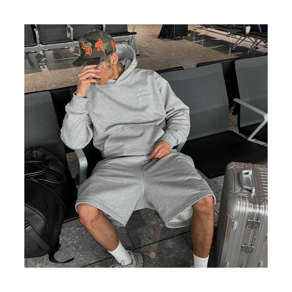 今のトレンドであるヘビーウエイト生地を使用したBROKEN PLANETベーシックショートパンツ。フロント左にはワンポイントでBROKEN PLANETブランドネームがパフプリントでオン。バックポケットの口が斜めになっているのも特徴的です。...