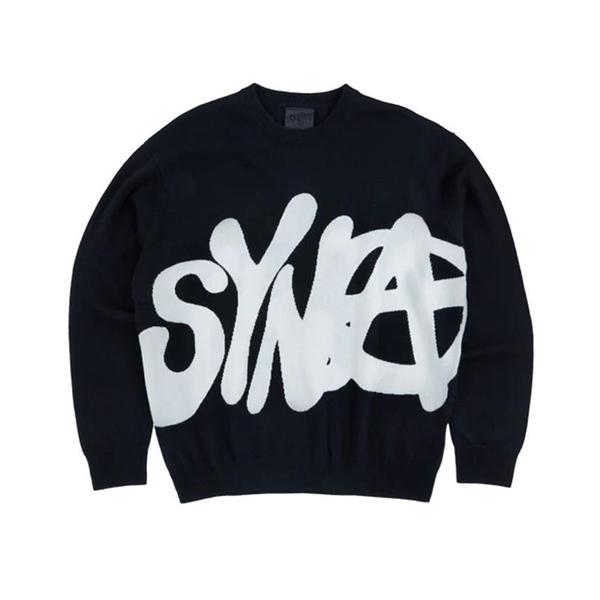 上質な素材と前衛的なデザインが融合したSYNA WORLD SYNARCHYカシミヤセーター。柔らかくなめらかな肌触りのカシミヤ混素材を使用しラグジュアリーな着心地と優れた保温性を両立。ボディ中央には精緻なインターシャ編みによって描かれたS...