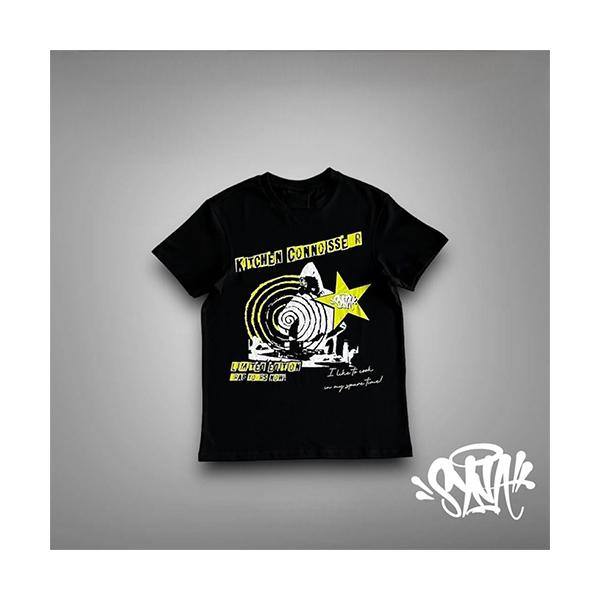 フロントにはKITCHEN CONNOISSEUR LIMITED EDITIONのグラフィックプリントがオン。バックプリントにはSYNA WORLDのブランドアイコンロゴプリントがオン。