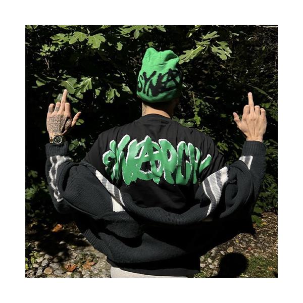 フロント左チェストにはSYNAブランドネームがオン。バックにはSYNARCHYロゴプリントがオン。100％　COTTON価格14800円