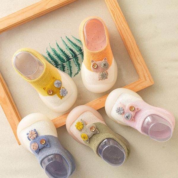 はいはいを卒業する時期の歩き方練習中のお子様に是非はいていただきたいファーストシューズです。素足に近い感覚ではじめての靴に違和感が少なく、履きやすくなっています。室内でも外出先でも使えるソックスタイプのベビーシューズ！シューズ上部は靴下のよ...