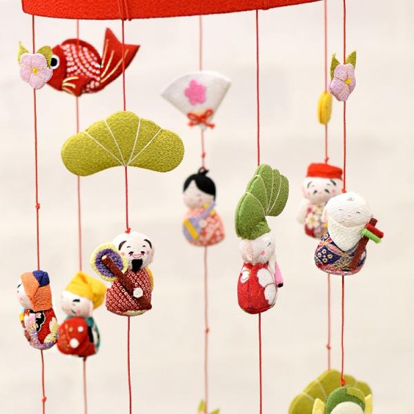サイズ19cm×56cm※台座は別売りですつるし飾りは、縮緬（ちりめん）工芸品としてのイメージがありますが、本来は、生まれた子供の成長を願う贈り物の一つでした。古くは江戸時代後期から静岡県東伊豆町に伝わる「雛のつるし飾り」や、福岡県柳川市の...