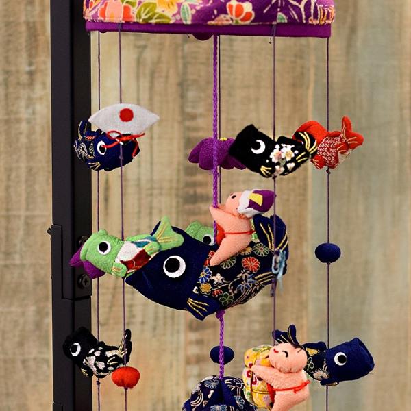 サイズ高さ約56cm × 輪直径 約13.5cm※台座は別売り出世の象徴とされている「鯉の滝登り」をモチーフとして、素敵な飾りに仕上げました。高級生地とされるちりめんをふんだんに使い、細部にまでこだわった丁寧な手仕事。男の子の健やかな成長を...