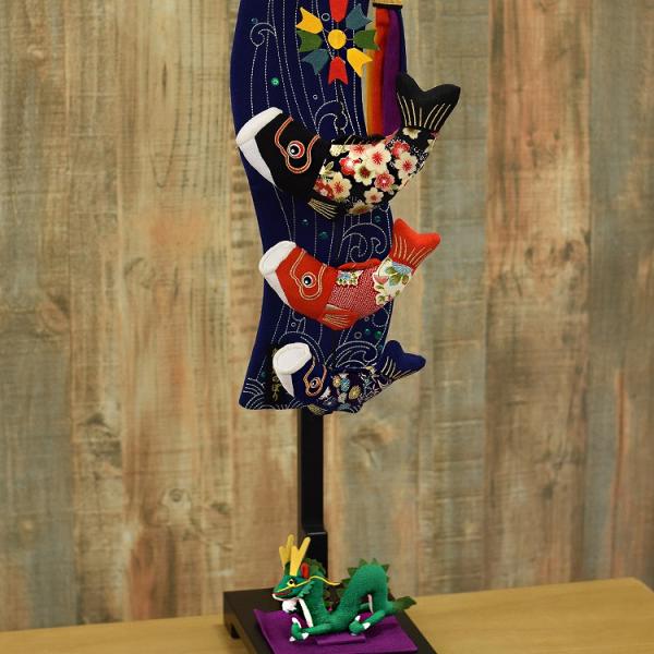 ※台座は別売りです。鯉のぼり 高さ(紐含む)約52cm × 横約22cm吹き流し(紐含む)長さ約20cm旗　高さ約55cm × 横約20cm竜の飾り　幅約10cm × 奥行約11cm × 高さ約9cm出世の象徴とされている「鯉の滝登り」をモ...