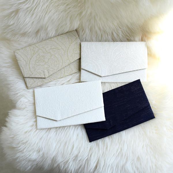 上品な存在感のジャガード生地でお作りした袱紗(ふくさ)です。マグネットホック付きできちんと収納できます。3個までメール便可能。【セット内容】袱紗　単品【素材】生地　ポリエステル100％裏地　ポリエステル100％【実寸サイズ】横　約20cm縦...