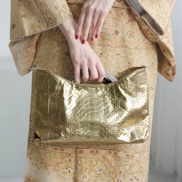 自然界が創出したなエキゾチックレザー。「ワシントン条約（絶滅の恐れのある野生動植物の種の国際取引に関する条約）」やグローバル規模の厳格なガイドラインに従って正しく輸入された希少皮革をモードに仕上げました。天然皮革だからひとつひとつ個性があり...