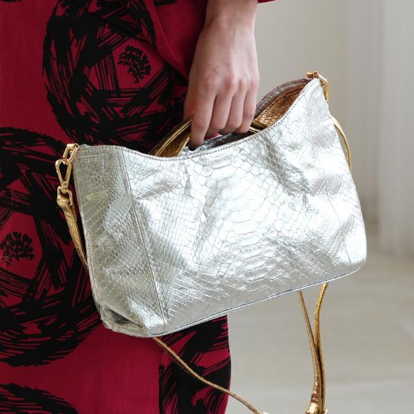 自然界が創出したなエキゾチックレザー。「ワシントン条約（絶滅の恐れのある野生動植物の種の国際取引に関する条約）」やグローバル規模の厳格なガイドラインに従って正しく輸入された希少皮革をモードに仕上げました。天然皮革だからひとつひとつ個性があり...