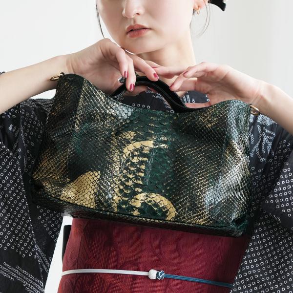 自然界が創出したなエキゾチックレザー。「ワシントン条約（絶滅の恐れのある野生動植物の種の国際取引に関する条約）」やグローバル規模の厳格なガイドラインに従って正しく輸入された希少皮革をモードに仕上げました。天然皮革だからひとつひとつ個性があり...