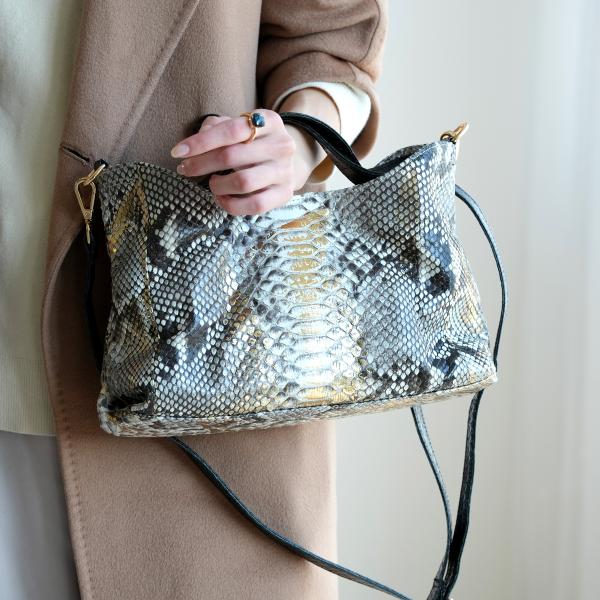 自然界が創出したなエキゾチックレザー。「ワシントン条約（絶滅の恐れのある野生動植物の種の国際取引に関する条約）」やグローバル規模の厳格なガイドラインに従って正しく輸入された希少皮革をモードに仕上げました。天然皮革だからひとつひとつ個性があり...