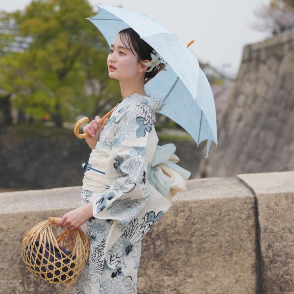 レトロな雰囲気と大人っぽさが絶妙ここでしか買えない昭和初期アンティーク復刻版【セット内容】浴衣・帯・下駄※上記以外のレースやオーガンジー飾り、帯締め等の小物類はセットに含まれません。※帯は手結び（ご自身で結ぶタイプ）です。※下駄はランダムコ...