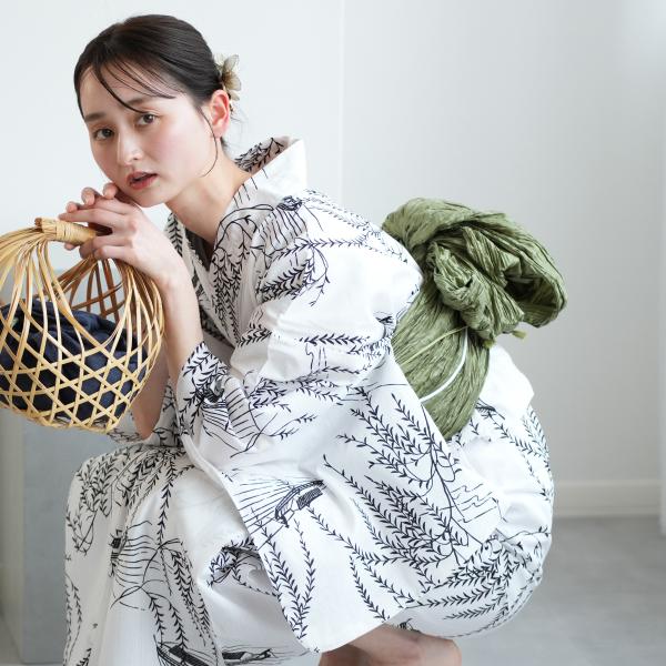 レトロな雰囲気と大人っぽさが絶妙ここでしか買えない昭和初期アンティーク復刻版【セット内容】浴衣・帯・下駄※上記以外のレースやオーガンジー飾り、帯締め等の小物類はセットに含まれません。※帯は手結び（ご自身で結ぶタイプ）です。※下駄はランダムコ...