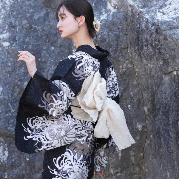 レトロな雰囲気と大人っぽさが絶妙ここでしか買えない昭和初期アンティーク復刻版【セット内容】浴衣・帯・下駄※上記以外のレースやオーガンジー飾り、帯締め等の小物類はセットに含まれません。※帯は手結び（ご自身で結ぶタイプ）です。※下駄はランダムコ...