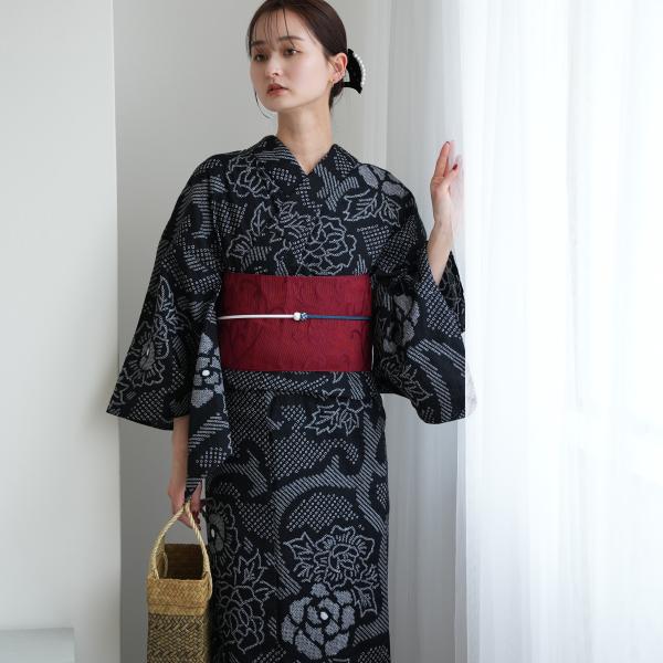 最高級ラインである「有松絞り」のブラックカラー、妖艶でドラマチックな一着。漆黒の地に咲き誇る大輪の花々は、まさに夜の静寂を彩る打ち上げ花火のよう。普段からモノトーンを愛し、質感で差をつけるスタイルを好む方に。浴衣の枠を超えた「究極の黒」が、...