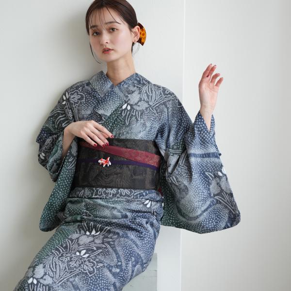 月光に照らされたような幻想的な美しさを引き立てる、情緒たっぷりの伝統工芸「有松絞り」の逸品。大人の余裕と知性を引き立てる一着です。墨のような深い地色に、月明かりを浴びて浮かび上がる菖蒲の花が、ミステリアスで気高い美しさを放ちます。ダークトー...