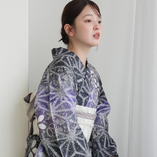 400年の歴史を持つ伝統工芸「有松絞り」。一見、クラシカルな古典柄でありながら、深みのある藍（濃紺）をベースに、パープルやホワイトが複雑に交差するグラデーションは、驚くほどモダン。職人が一つひとつ手で括り、染め上げる「本染め」だからこそ生ま...