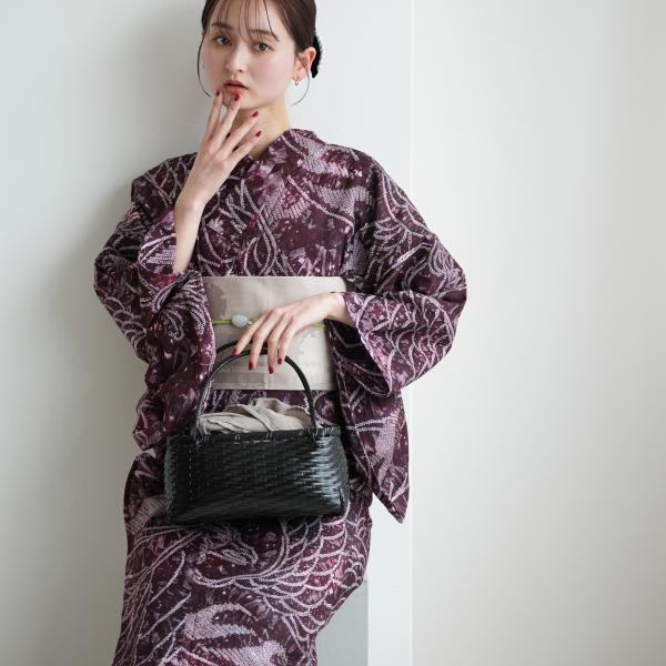 伝説の鳥・朱雀をイメージした『宵紅朱雀（よいべにすざく）』。深く艶やかなボルドーに、絞りの白が羽のように舞う、ドラマチックな一着。伝統工芸の深みと、現代的なエレガンスが見事に調和しています。強さと優しさを兼ね備えたボルドーは、あなたの内なる...