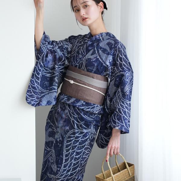 意匠は、月明かりの下で波間を舞う『夜波朱雀』。深く落ち着いたネイビーの地に、絞り特有の柔らかな白が波紋のように広がり、朱雀の羽が幻想的に浮かび上がります。「本当に良いもの」の価値を知り、シンプルながらも質の高い装いを好む方に。伝統工芸が放つ...