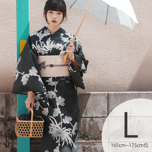 名門のアーカイブ意匠を現代の感性で。潔い配色が際立つ「錆緑に伸びる菊」落ち着いたトーンの「錆緑（さびみどり）」に、ダイナミックに描かれた菊の花。縦のラインを強調する伸びやかなデザインは、立ち姿を美しく、スッキリと見せてくれます。媚びない大人...