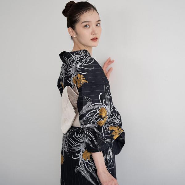 Acka. × utatane　collaboration item繊細なタッチで描かれた花柄が印象的な浴衣。浴衣,浴衣帯,へこ帯,下駄の４点セットは全てオリジナルデザイン。深みのあるカラーに、やわらかなニュアンスの線画とゴールドのアクセン...