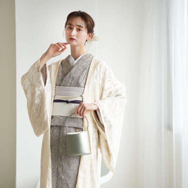 透け感のあるジャカード織に立体感のある花柄のカットジャカートを合わせたシンプルながらも上品な大人の薄羽織です。春夏秋のシーズンに向けて着て頂けます。※羽織紐は付いていません。※非常にデリケートな生地になります。引っ掛かりに十分ご注意ください...