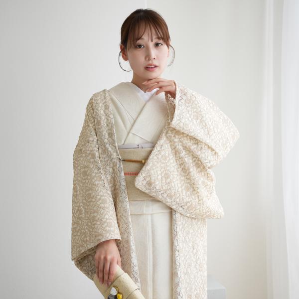 花の縁取り部分を太く編み込まれたことで遠くからでもボリューム感を感じる花柄のレース羽織です春先から秋口まで長い期間お使いいただける単衣の羽織になります。※羽織紐は付いていません。※非常にデリケートな生地になります。引っ掛かりに十分ご注意くだ...