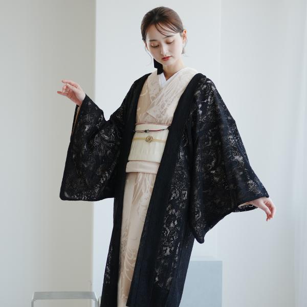 【ニコアンティーク レース羽織 ボタニカル・ノワール】【セット内容】羽織 単品※上記以外は付属いたしません。※羽織紐は付属いたしません。【素材】ポリエステル100%国産生地【適応サイズ】フリーサイズ【実寸サイズ】身丈 約106cm・裄丈 約...