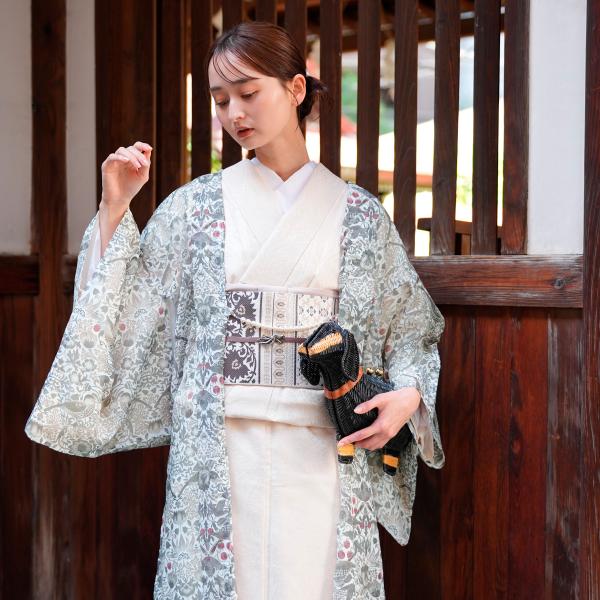 英国の芸術家 ウィリアム・モリスによる代表作「Strawberry Thief（いちご泥棒）」の柄を用いた、気品あふれる羽織が入荷しました。モリスの自邸の庭で苺をついばむツグミの姿を描いたこの意匠は自然への深い愛情と緻密な美意識を感じさせる...