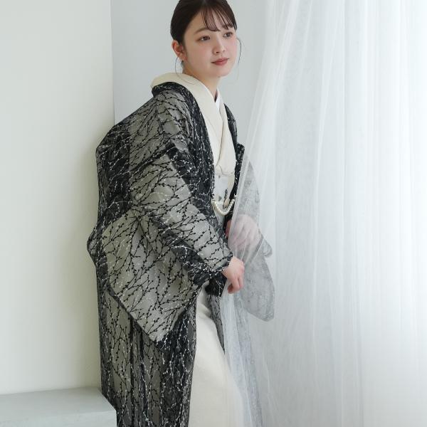 ワッシャー加工を施したオーガンジー生地の薄羽織です。上品なパールビーズで作り上げた羽織紐付き。マットなシルバーの輝きとシックな枝のシルエットが、落ち着いた奥行きと上質感を演出します。さっと羽織るだけで、装いに静かなアクセントを添える一枚です...
