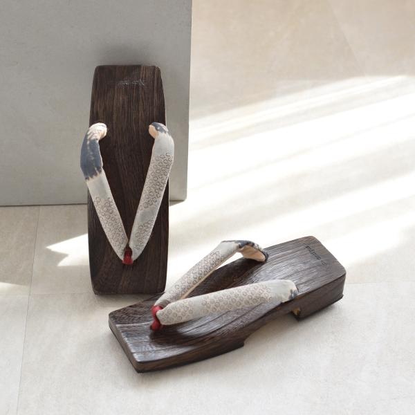 浴衣はもちろんのことカジュアルな着物にもピッタリ。桐の木目が際立ちながらも汚れや足形が付いても目立ちづらい焼き加工の台座です。裏ゴムを付けているので滑りにくく、長時間歩いても負担なく疲れにくい仕様になっています。※台座はあぶり焼き加工後に磨...