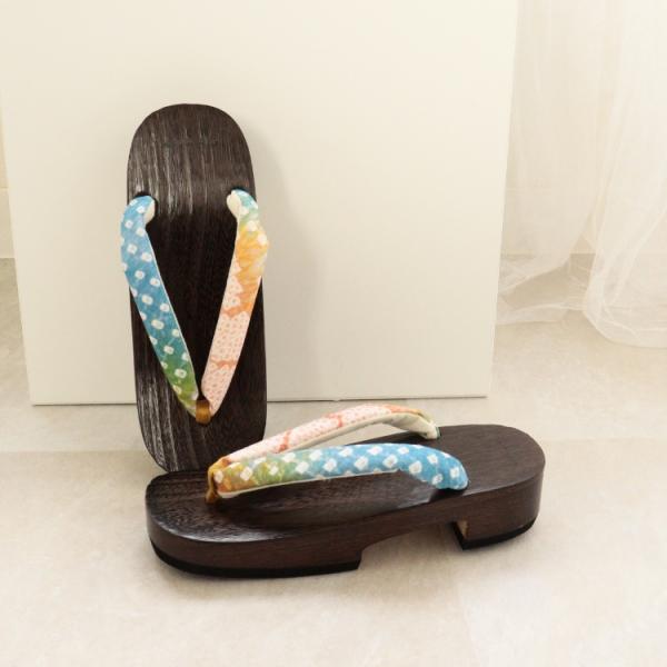 有松絞りの鼻緒が上品な桐下駄です。浴衣はもちろん、カジュアルなお着物にもピッタリ。下駄は礼装以外のカジュアルな着物向きです。足袋を履いて紬や小紋、木綿、麻、ウールとのコーディネートもおすすめです。でもそんなに浴衣や着物を着る機会がないから、...