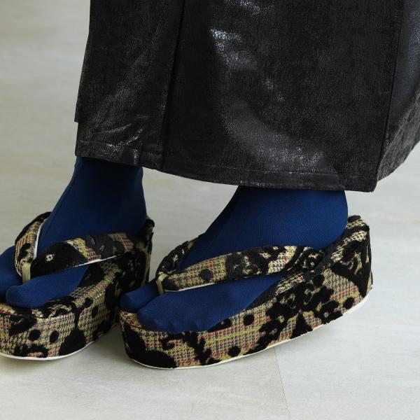 唯一無二の豪華な生地感に目を奪われる草履が完成。パイル織物日本一の生産地「高野口町」にて織り上げられた国産生地で作り上げました。紀ノ川の豊富な伏流水を利用した染色、プリント、仕上げ加工。工程のすべてを同じ工場で一貫製作しているこだわりの生地...