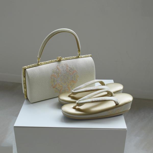華綴の草履バッグセット。式典などのフォーマルなシーンにどうぞ。【セット内容】草履 × 1バッグ × 1【素材】・草履天、底：本革横巻、鼻緒上：正絹　ポリエステル　レーヨン巻下：合皮鼻緒受け、先坪：ポリエステル・バッグ飾り：真鍮生地：正絹　ポ...
